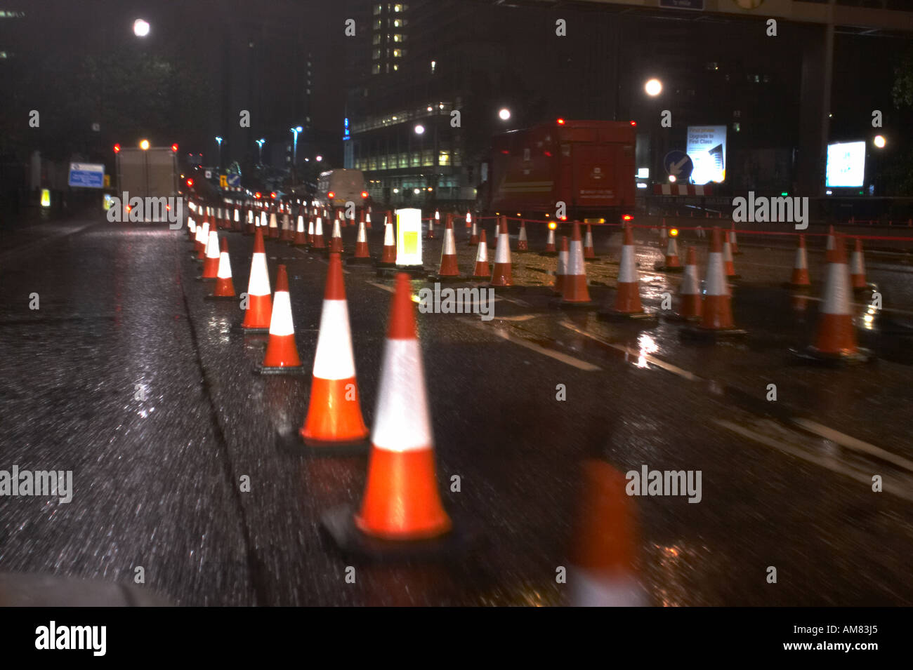 Uk roadworks night hi-res stock photography and images - Alamy