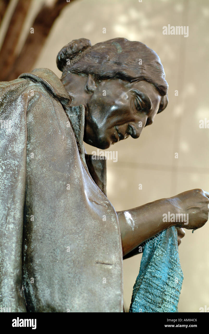 Statue of an old woman knitting in a bench, Dallas downtown Stock Photo ...