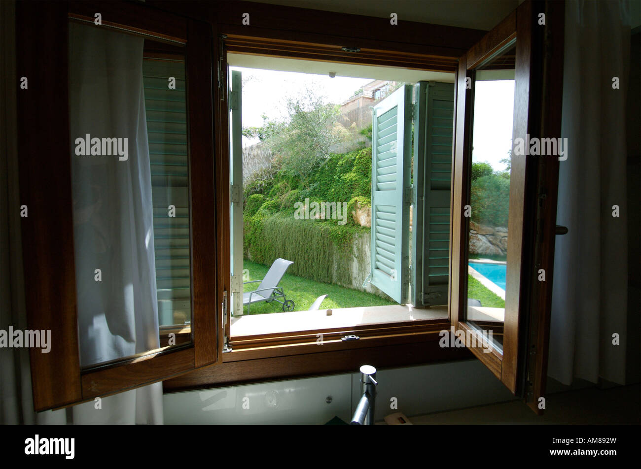 a kitchen window overlooking the garden Stock Photo - Alamy