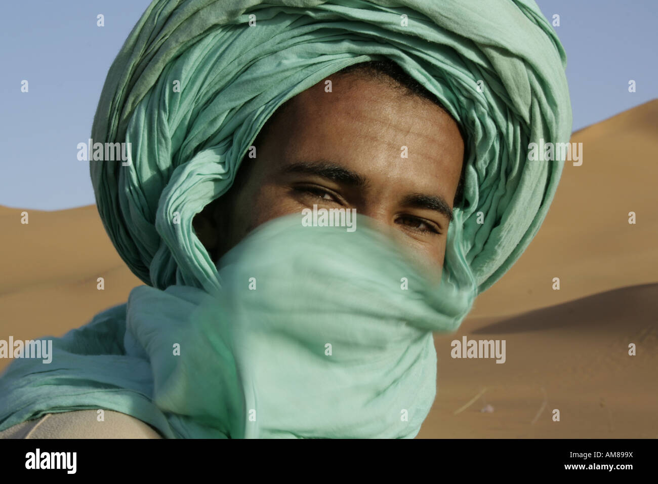 Berber traditional litham erg chebbi hi-res stock photography and ...