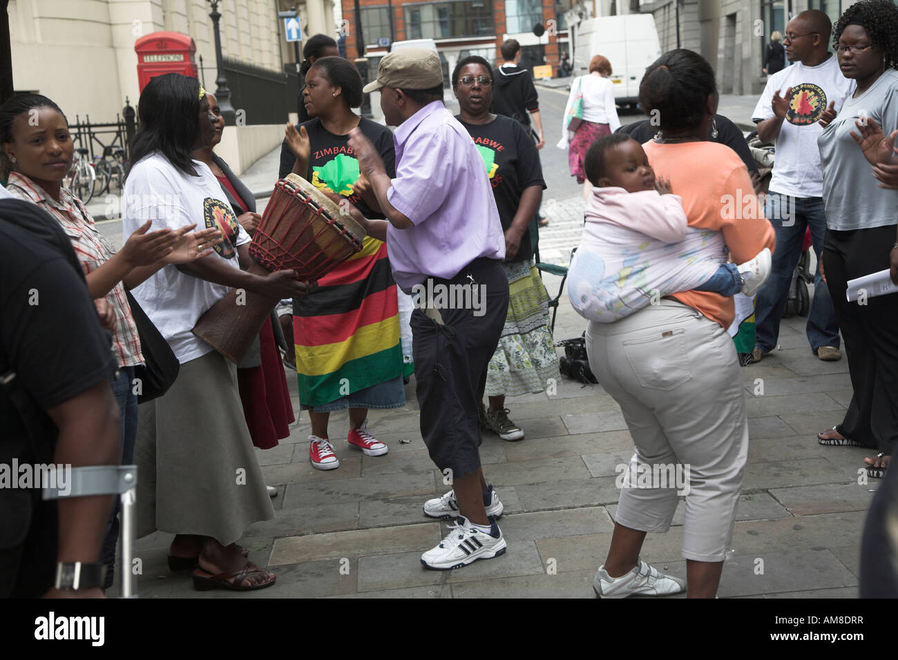 African woman drumming hi-res stock photography and images - Alamy