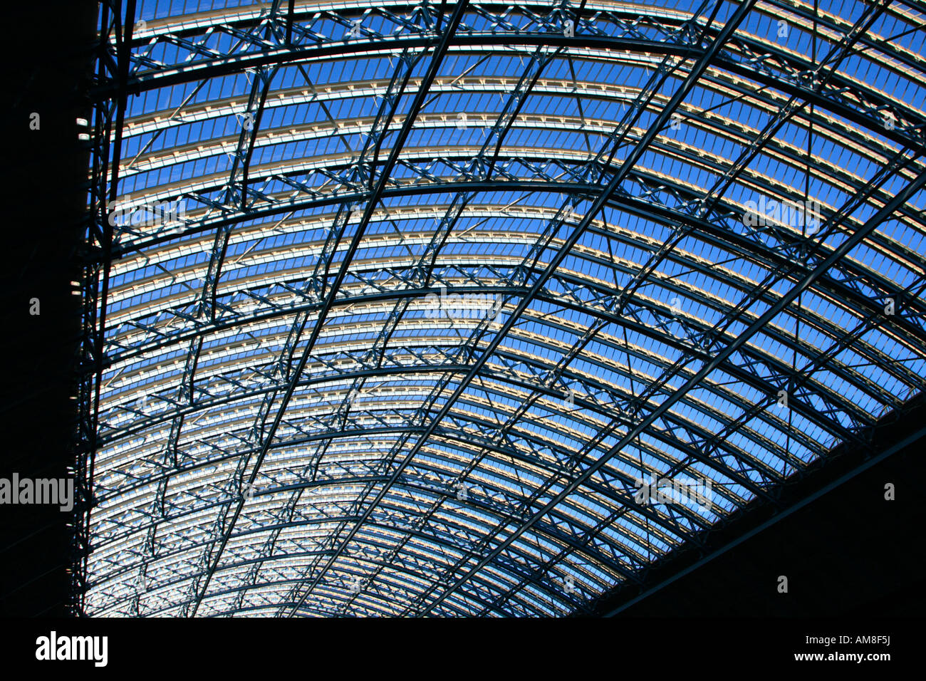 St pancras station xmas tree hi-res stock photography and images - Alamy