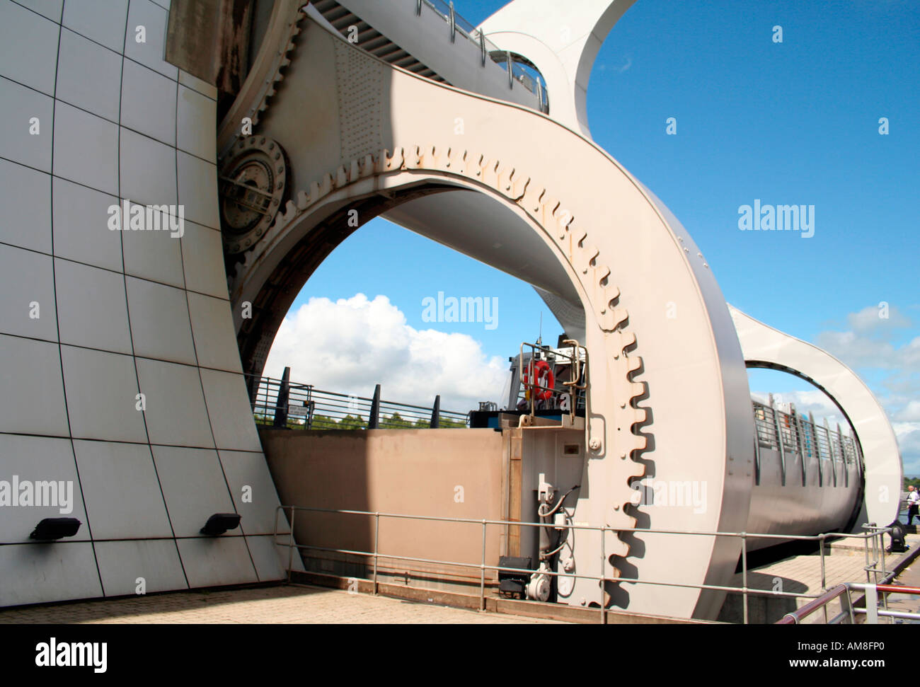 Falkirk Wheel linking the Forth & Clyde Canal to the Union Canal ...
