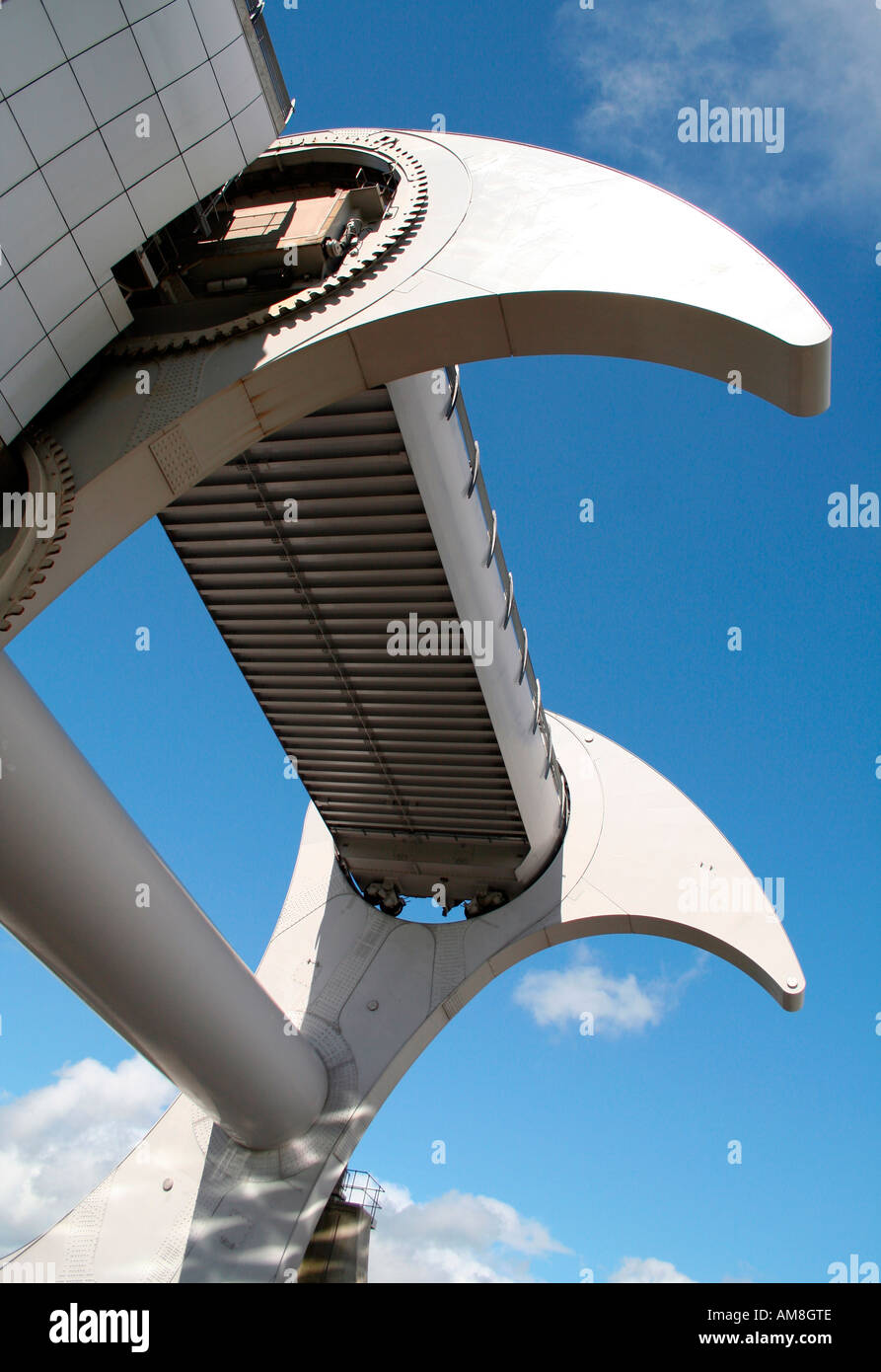 Falkirk Wheel linking the Forth & Clyde Canal to the Union Canal ...