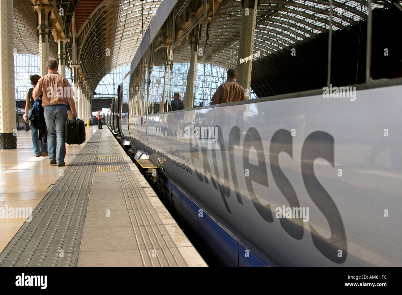 Heathrow express train paddington station hi-res stock photography and ...