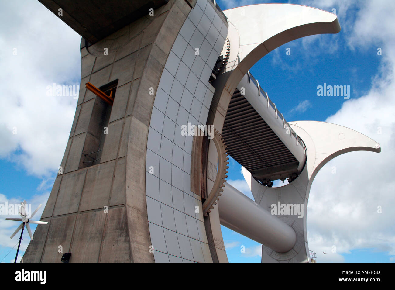 Falkirk Wheel linking the Forth & Clyde Canal to the Union Canal ...