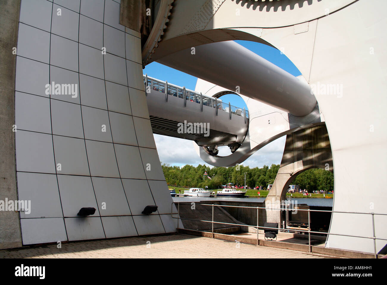 Falkirk Wheel linking the Forth & Clyde Canal to the Union Canal ...