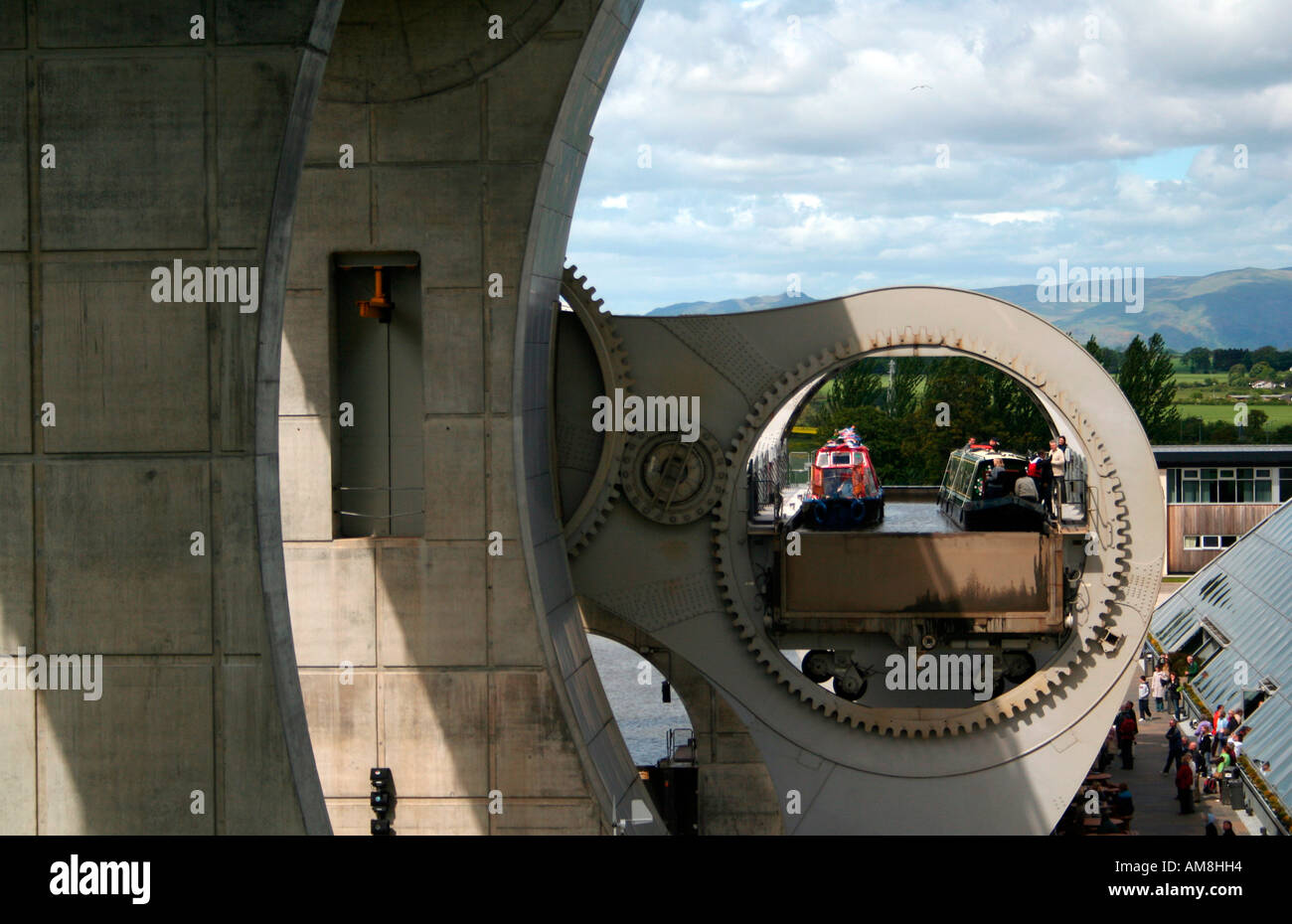 Falkirk Wheel linking the Forth & Clyde Canal to the Union Canal ...
