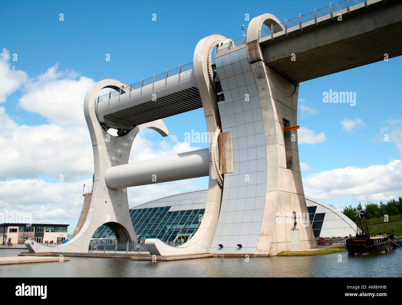 Falkirk Wheel linking the Forth & Clyde Canal to the Union Canal ...