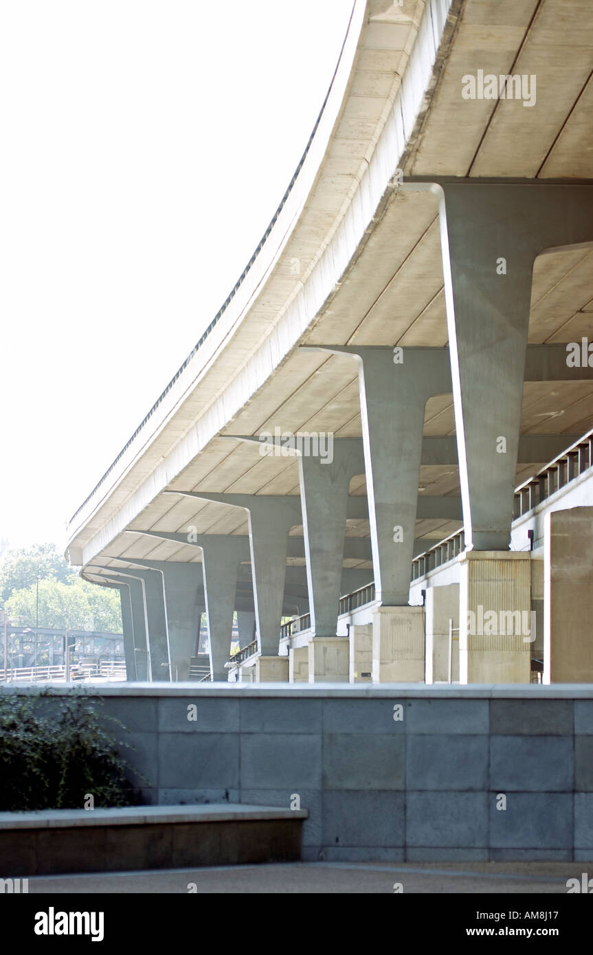 London motorway flyover hi-res stock photography and images - Alamy