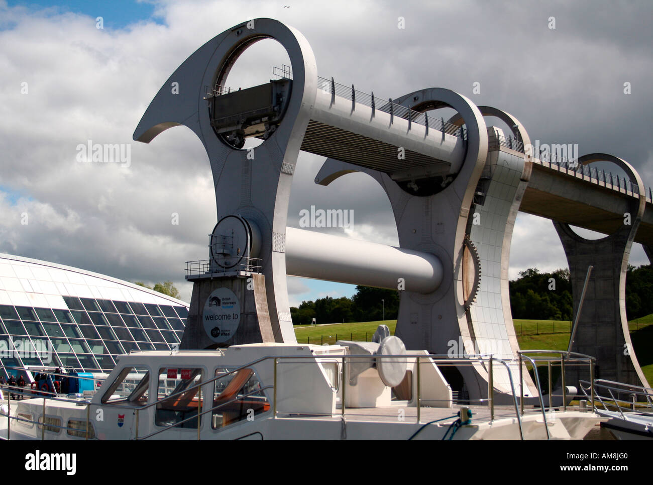 Falkirk Wheel linking the Forth & Clyde Canal to the Union Canal ...