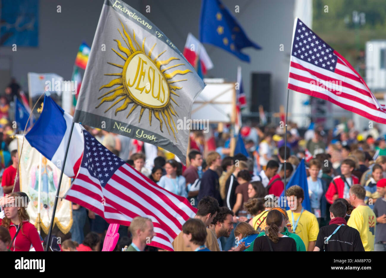 pilgrims wait for Pope Benedictus XVI in front of the altar Hill to ...