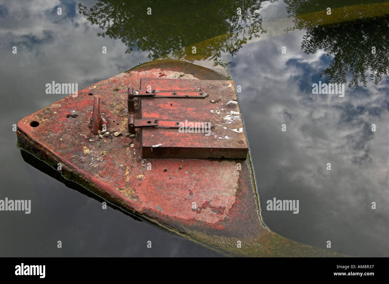 Sunk canal boat hi-res stock photography and images - Alamy