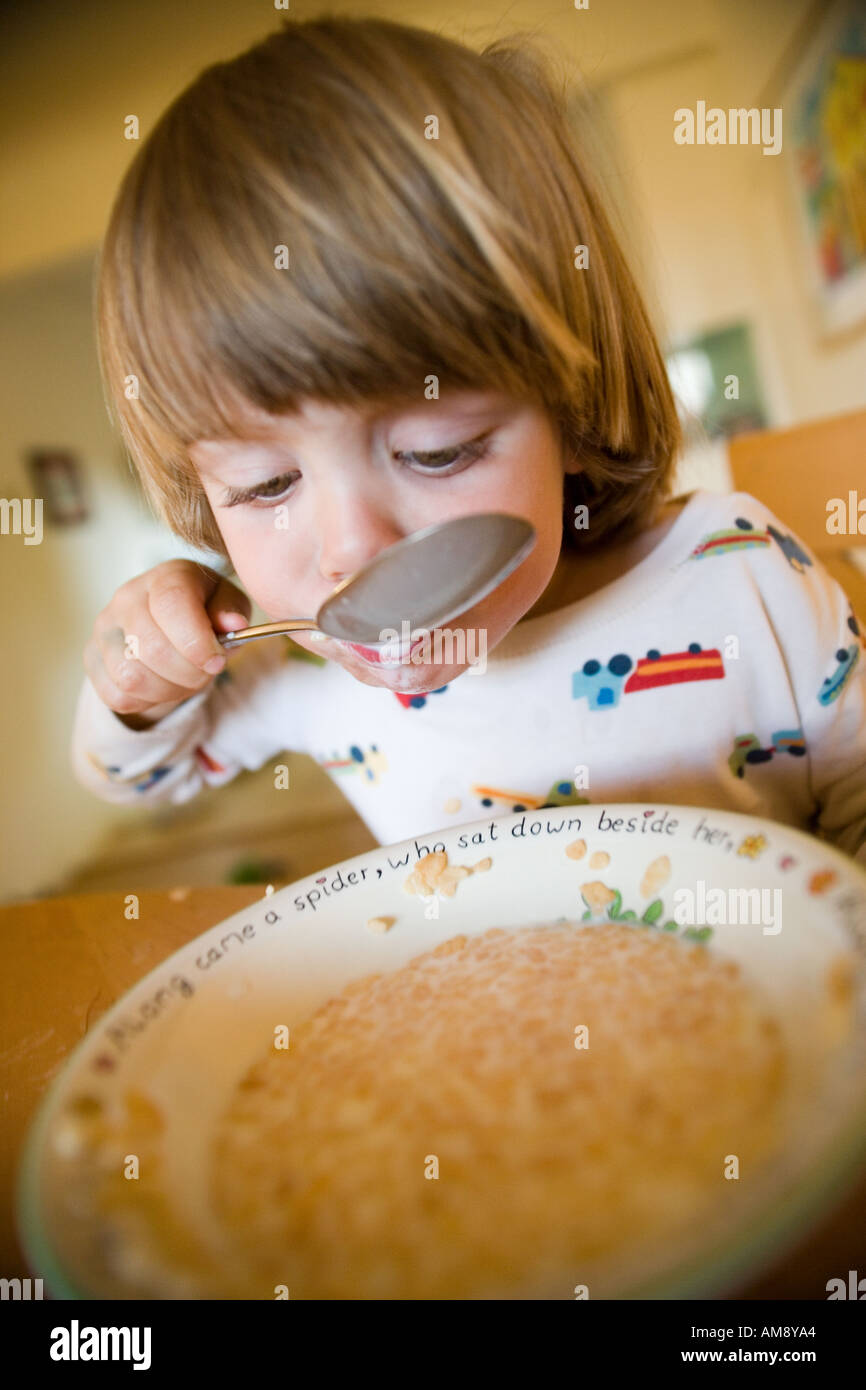 child eating breakfast cereal Stock Photo - Alamy