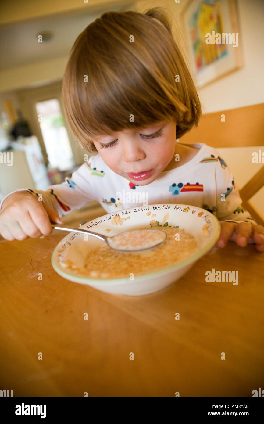 child eating breakfast cereal Stock Photo - Alamy