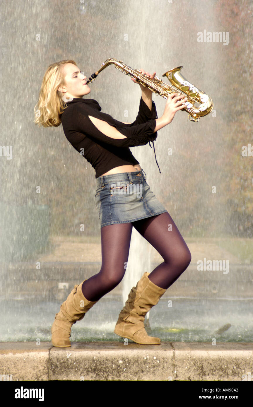 Saxophone Female Stock Photos & Saxophone Female Stock Images - Alamy