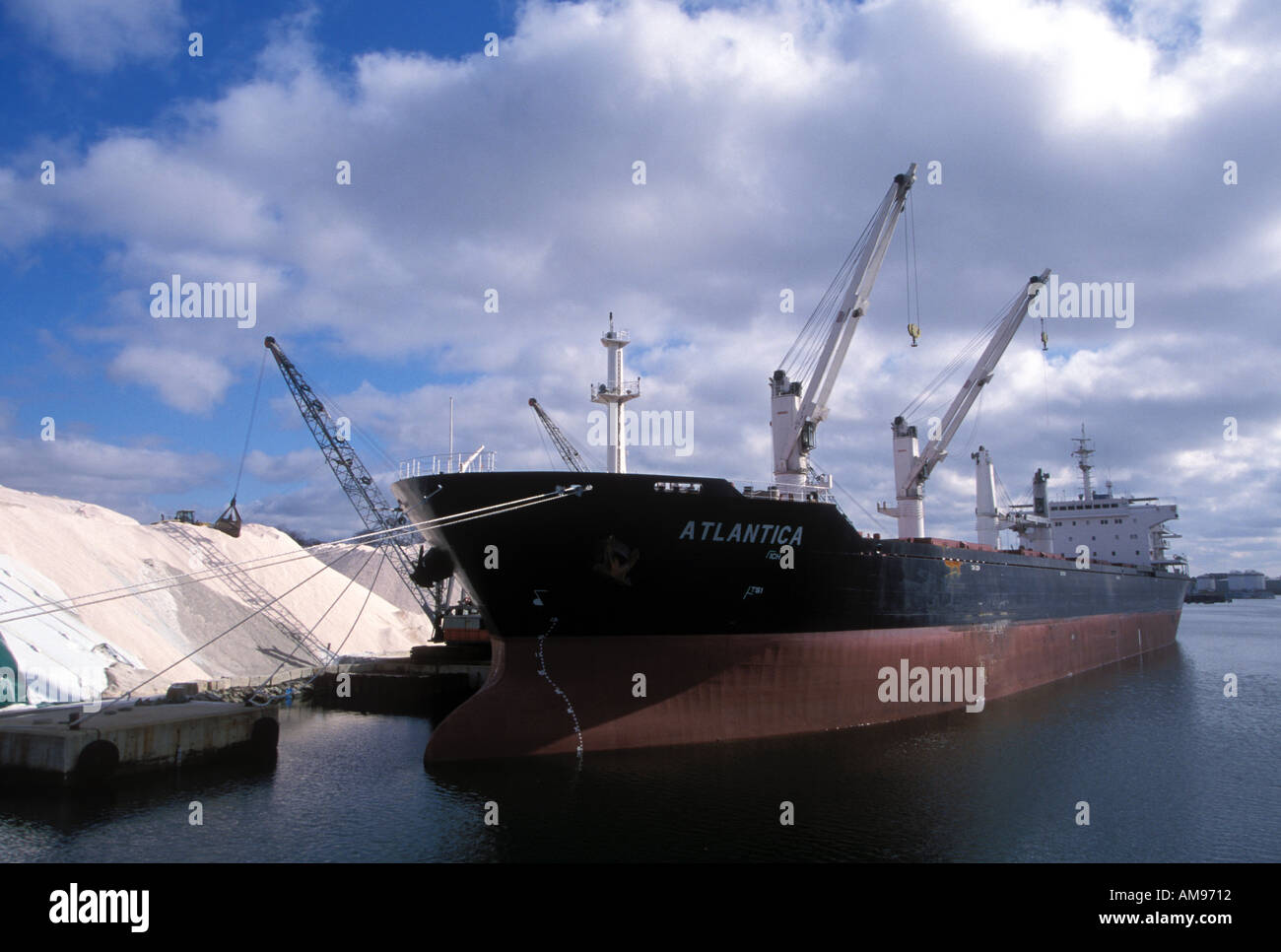 Ship loading salt hi-res stock photography and images - Alamy