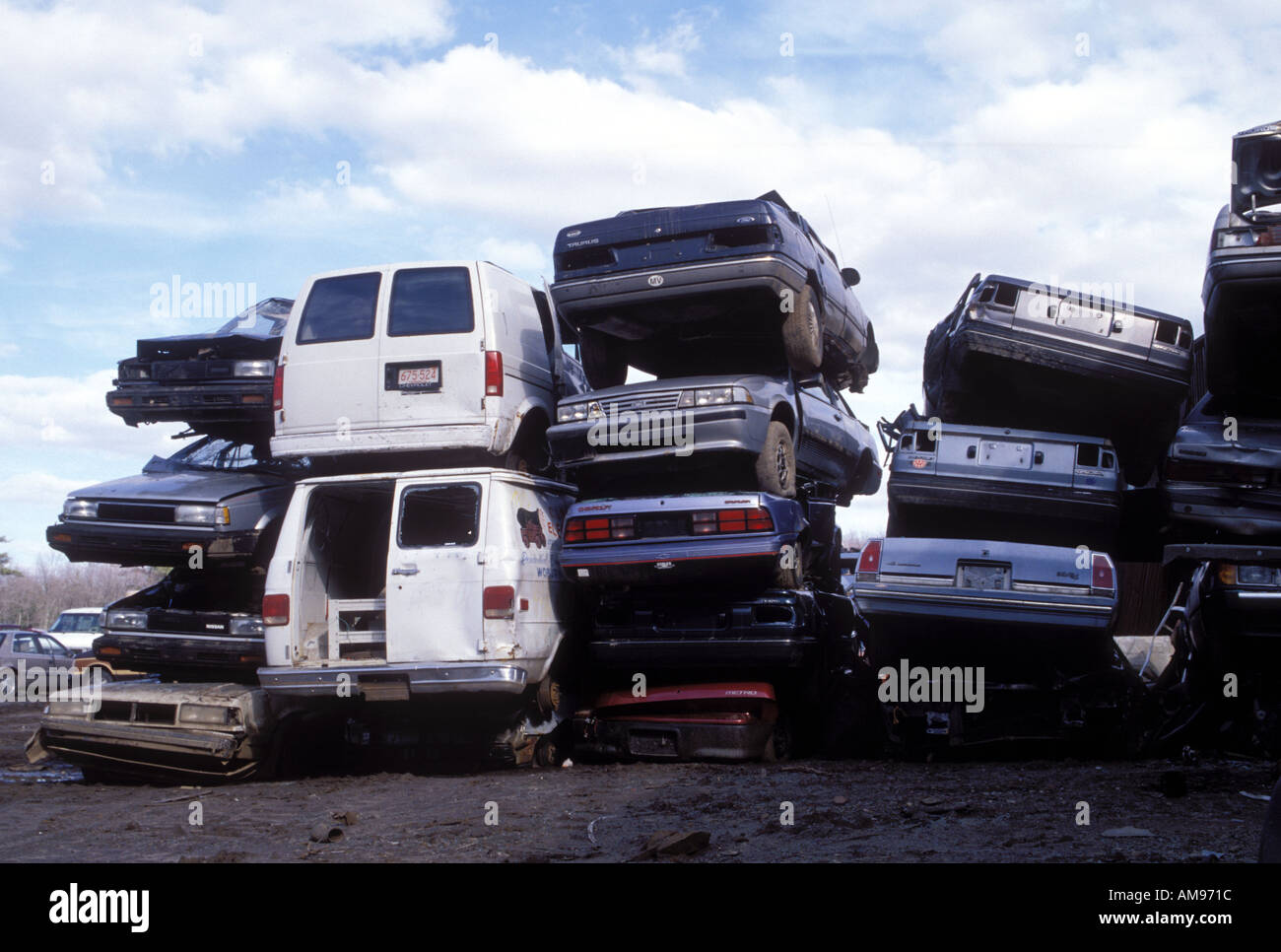 Demolished cars hi-res stock photography and images - Alamy