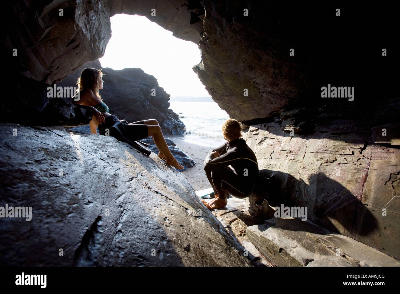 Couples sitting on rock hi-res stock photography and images - Alamy