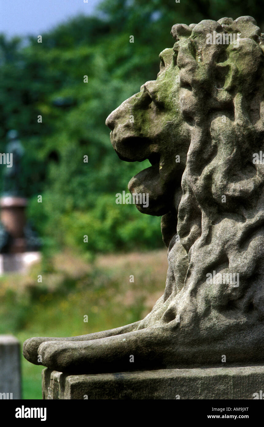 Regal lion symbol hi-res stock photography and images - Alamy