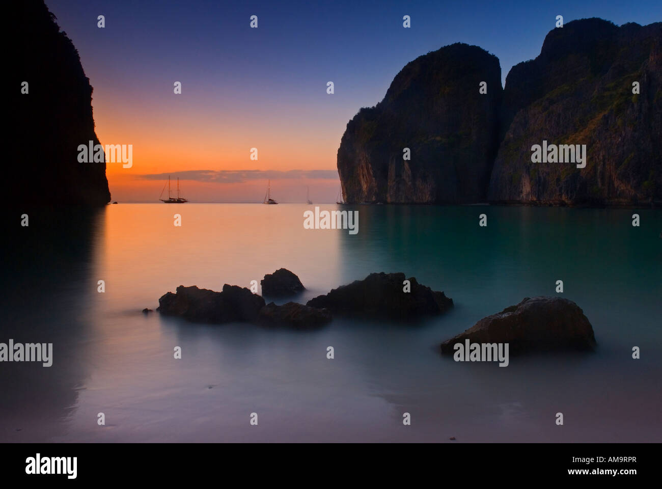 Beautiful sunset in bay hi-res stock photography and images - Alamy