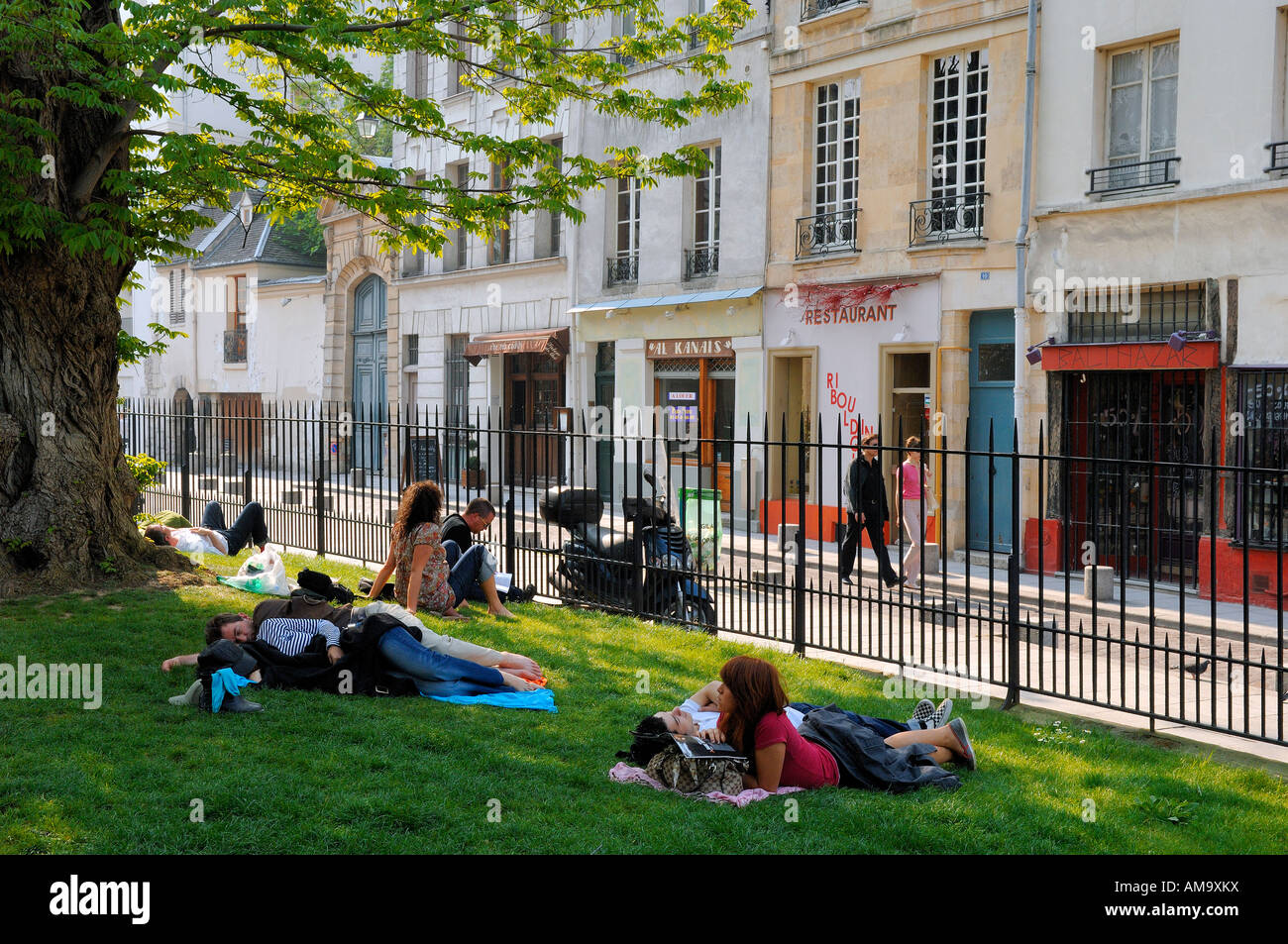 Rue saint julien le pauvre hi-res stock photography and images - Alamy