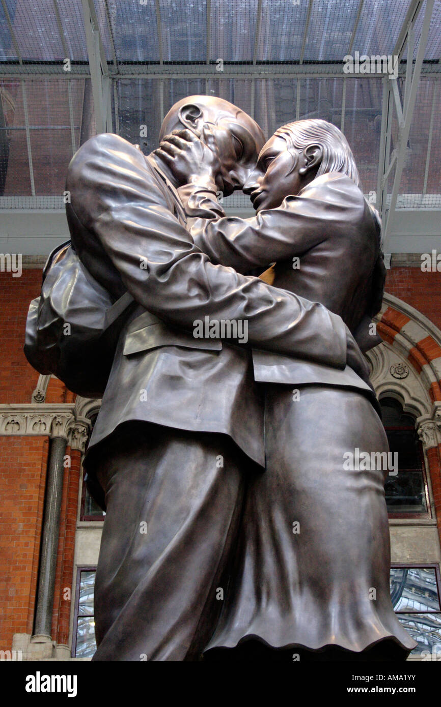 The Meeting Place Statue St Pancras International Station London ...