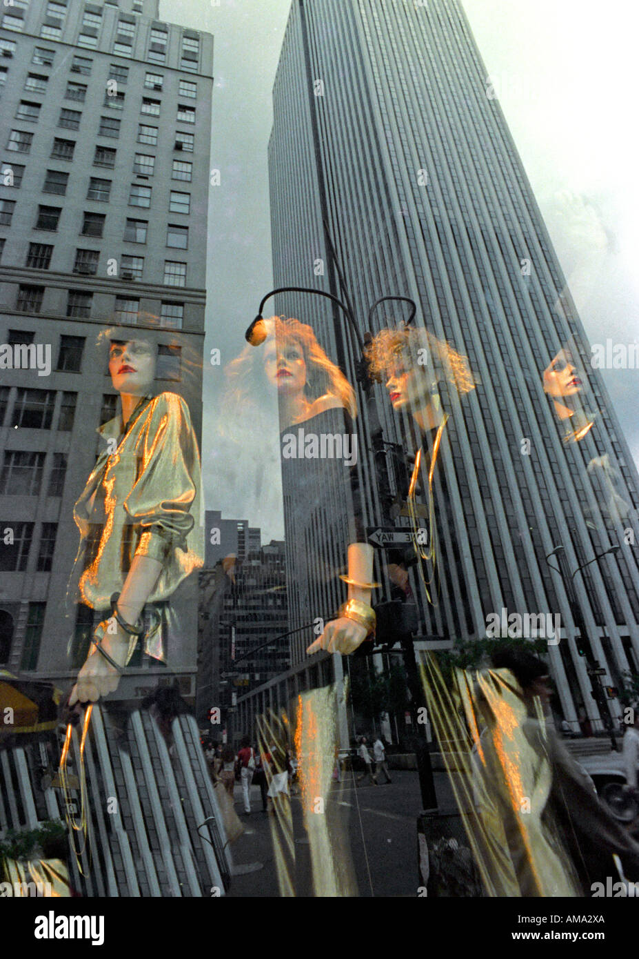 Shopping display window reflect hi-res stock photography and images - Alamy