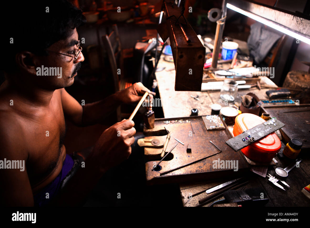 An expert jeweller at work in a Sri Lankan workshop Stock Photo - Alamy