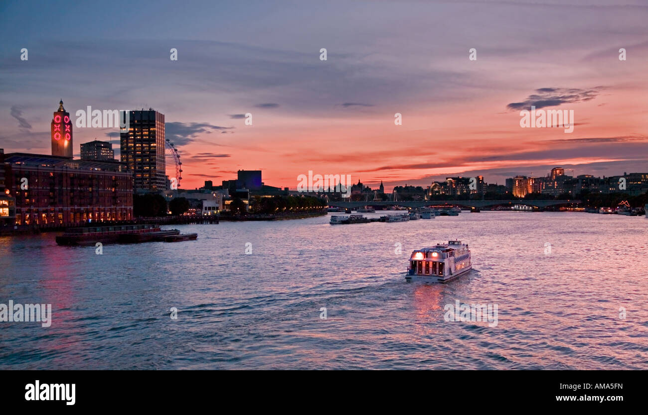 London restaurant boat on river hi-res stock photography and images - Alamy