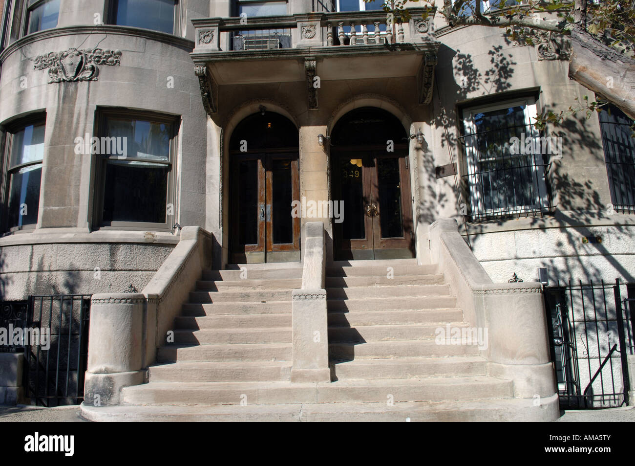 Stoop nyc hi-res stock photography and images - Alamy