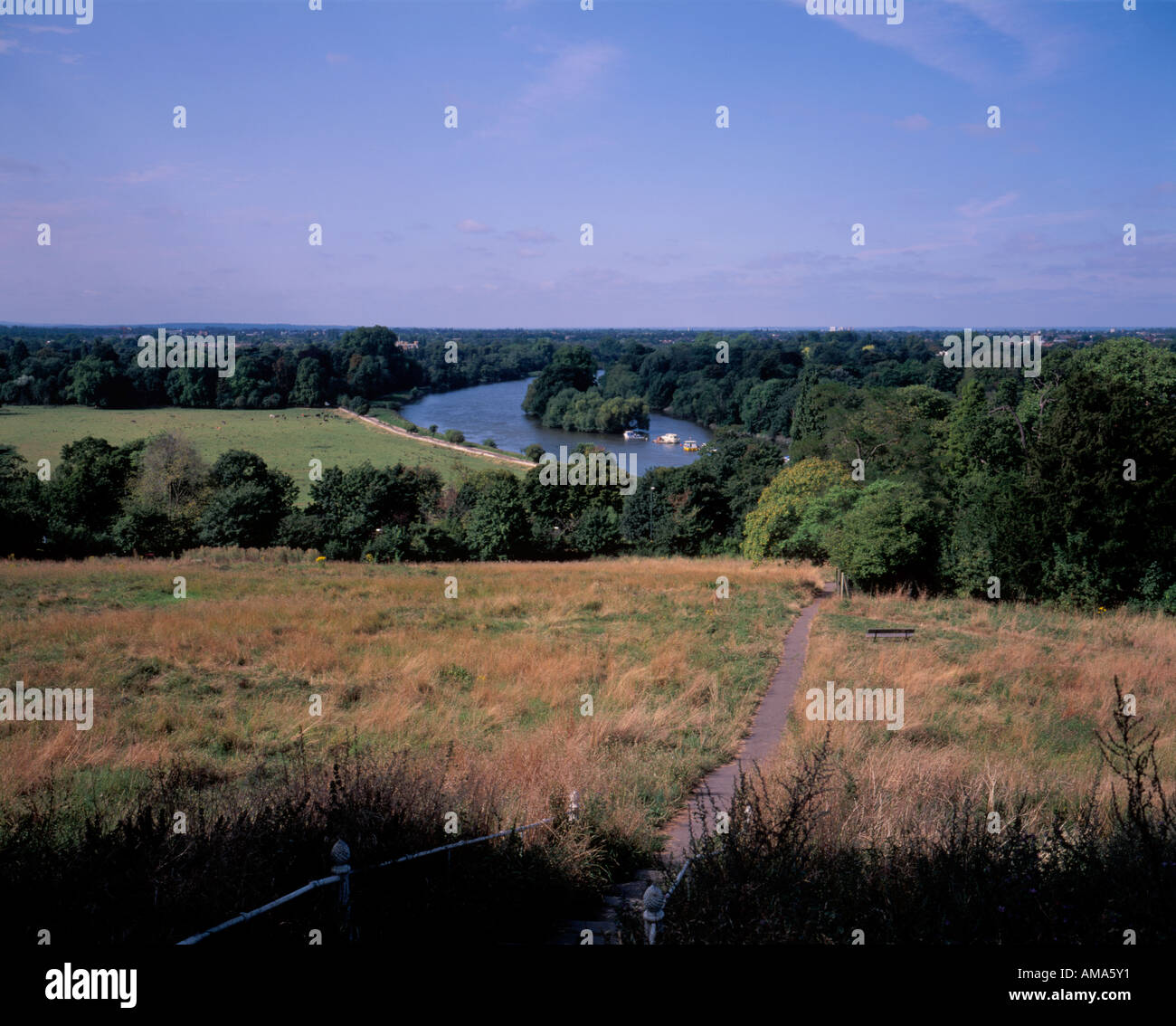 Thames path national trail surrey hi-res stock photography and images ...