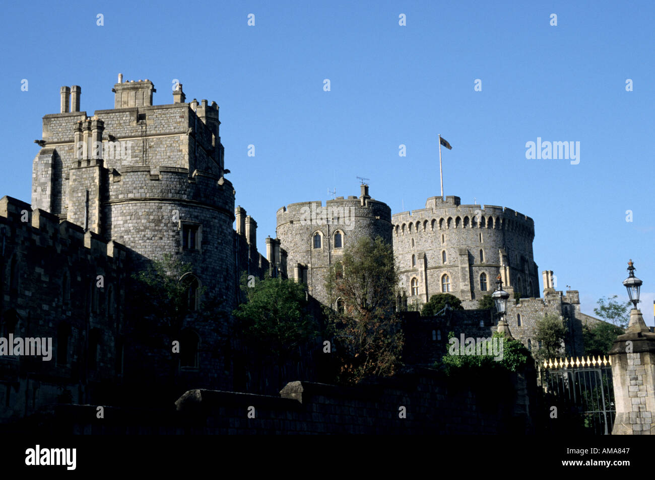 Battlements of windsor castle hi-res stock photography and images - Alamy