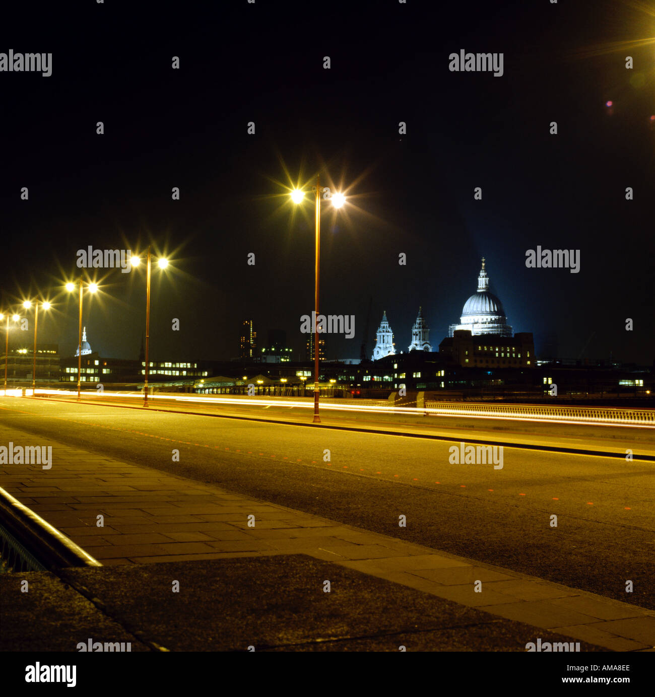 North london lamp post night hi-res stock photography and images - Alamy