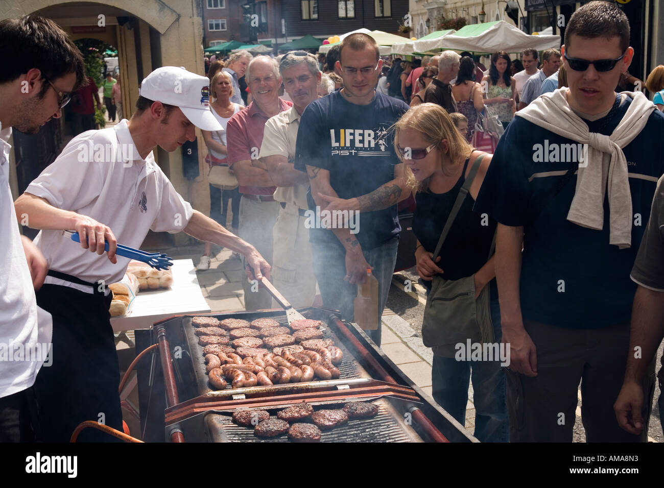 Food bank uk queue hi-res stock photography and images - Alamy