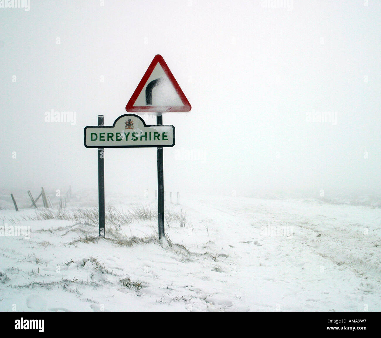 Right hand bend sign on the derbyshire border during a snow storm Stock ...