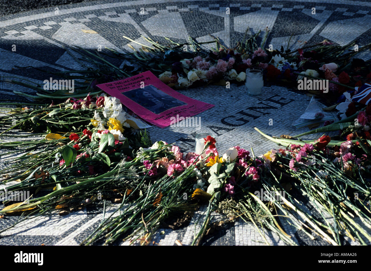 John Lennon memorial mozaic Strawberry Fields Central Park New York ...