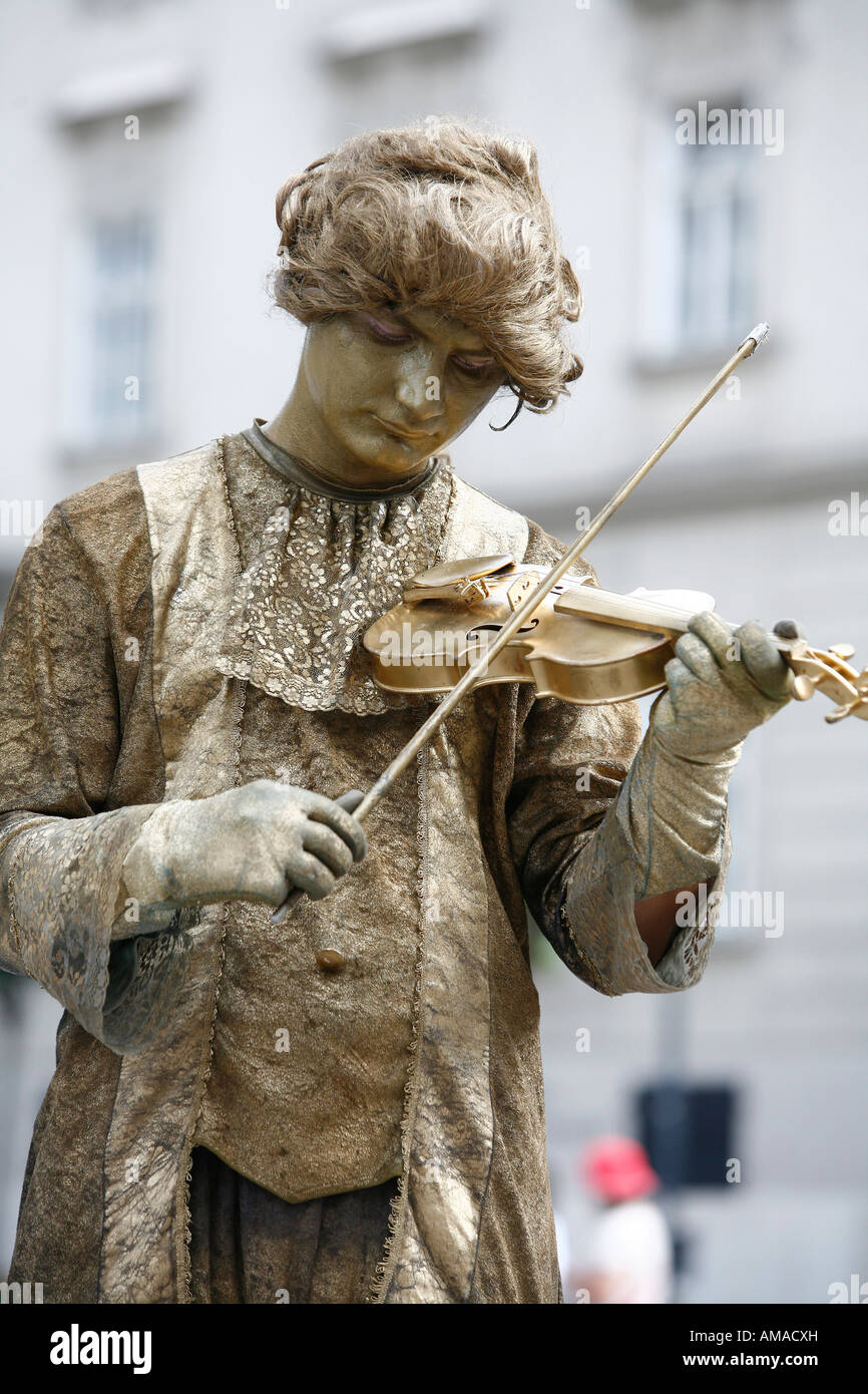 Austria vienna street performer hi-res stock photography and images - Alamy