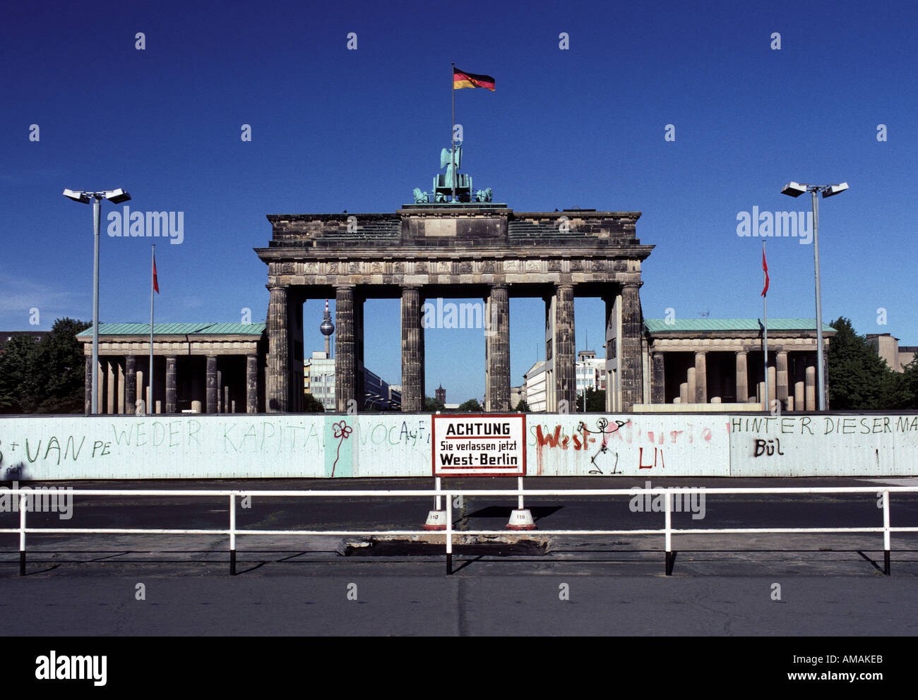 Brandenburg gate with berlin wall hi-res stock photography and images ...