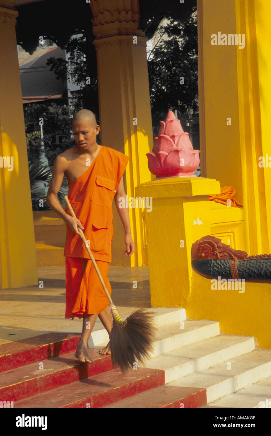 Laos Vientiane Wat Mixai buddhist temple sweeping monk Stock Photo - Alamy