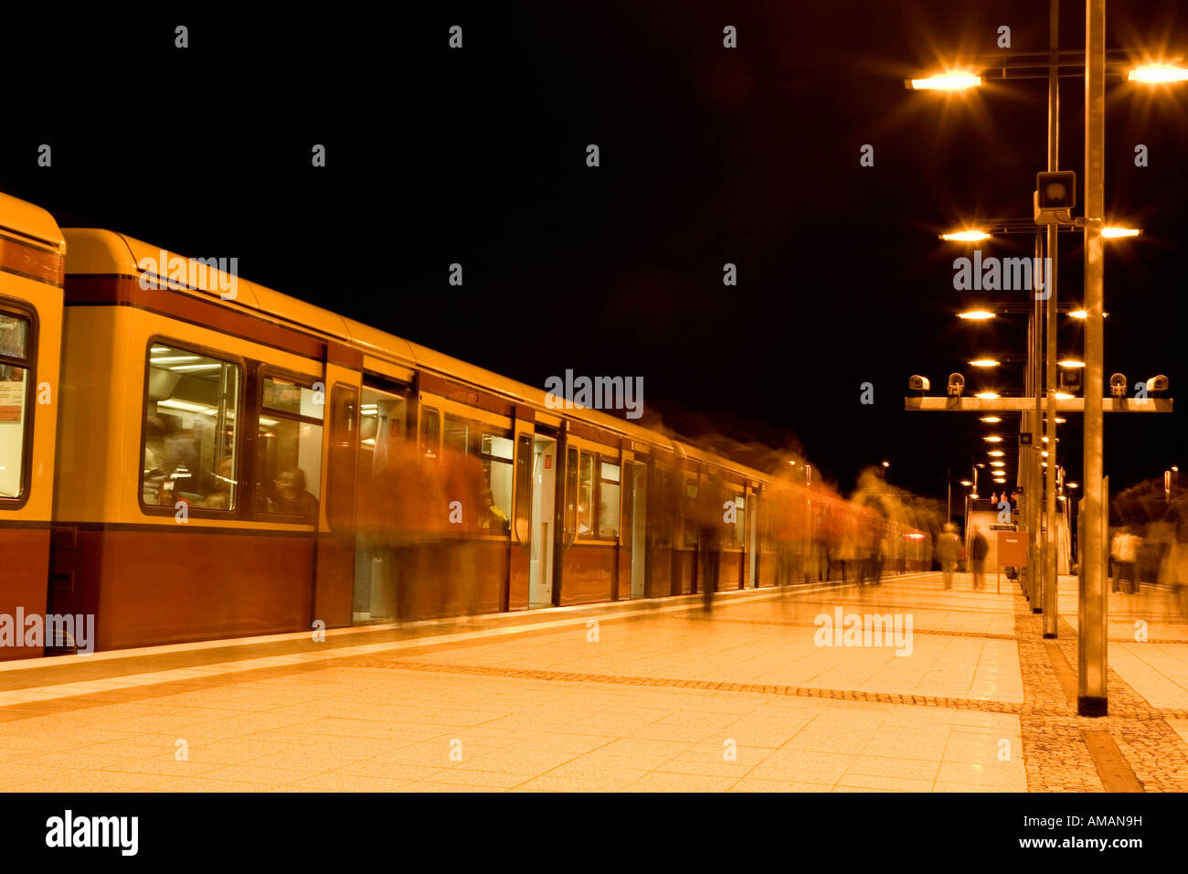 People getting off a train Stock Photo - Alamy