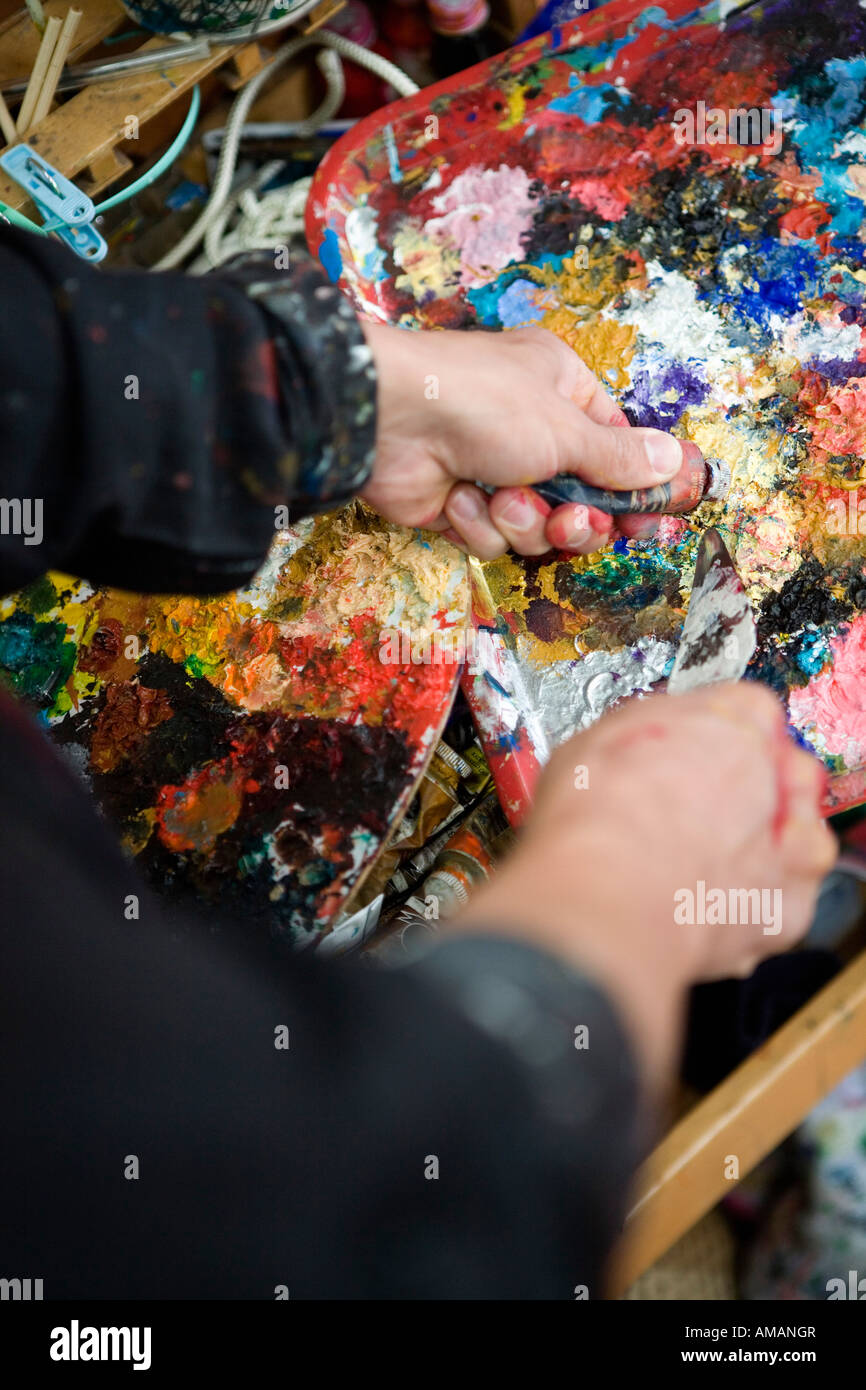 Detail of an artist mixing paint Stock Photo - Alamy