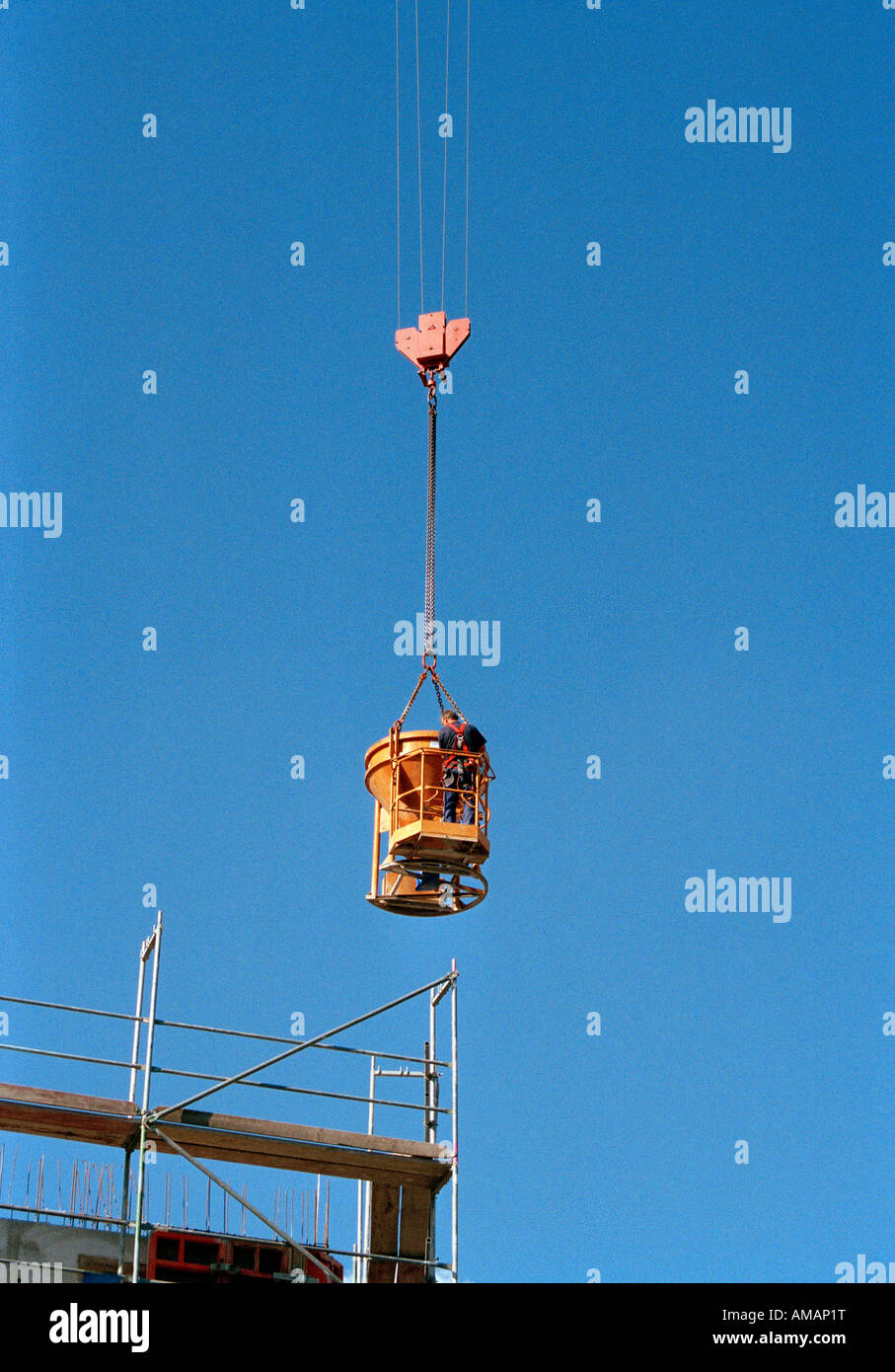 Crane lifting equipment onto scaffolding Stock Photo - Alamy