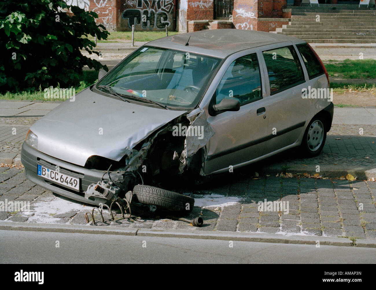 Car accident crash tree hi-res stock photography and images - Alamy