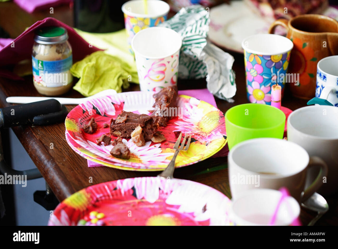 Party aftermath table hi-res stock photography and images - Alamy