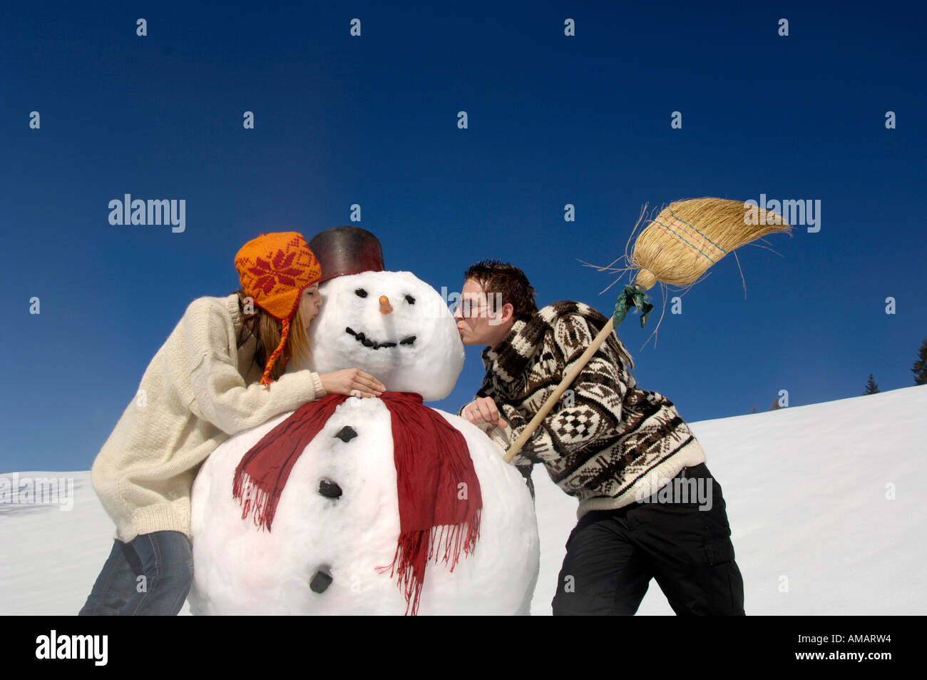 Snowman and snow woman kissing hi-res stock photography and images - Alamy