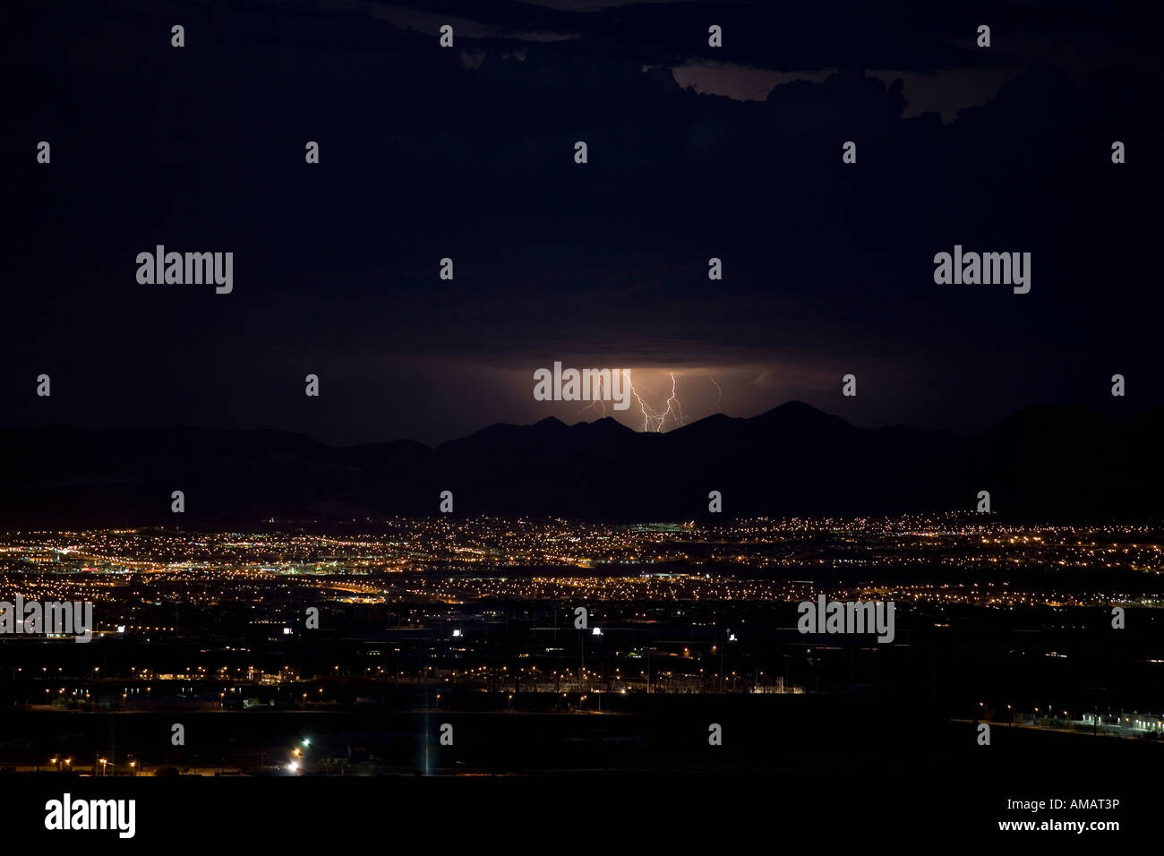 Horizontal lightning hi-res stock photography and images - Alamy