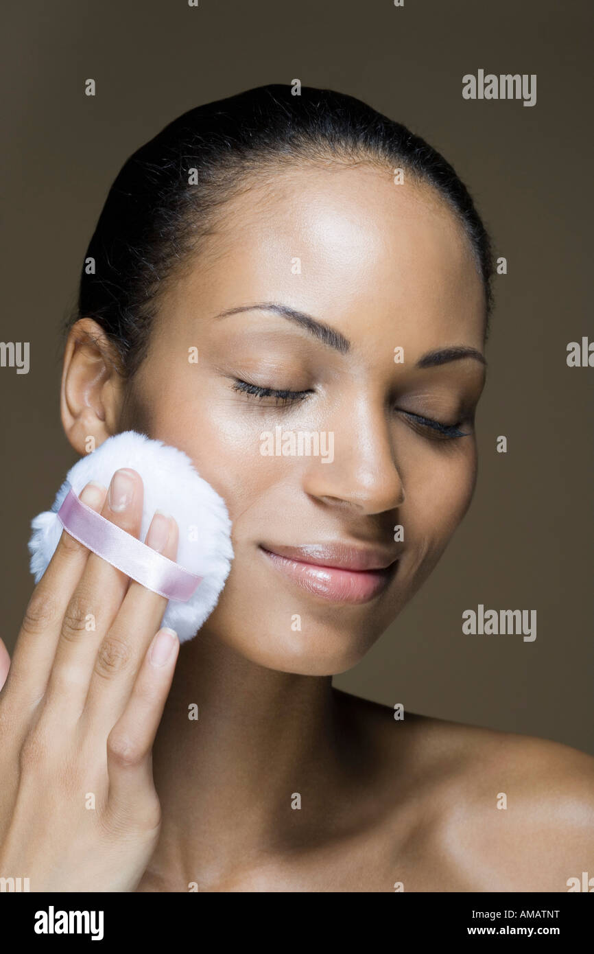 A woman using a powder puff Stock Photo - Alamy