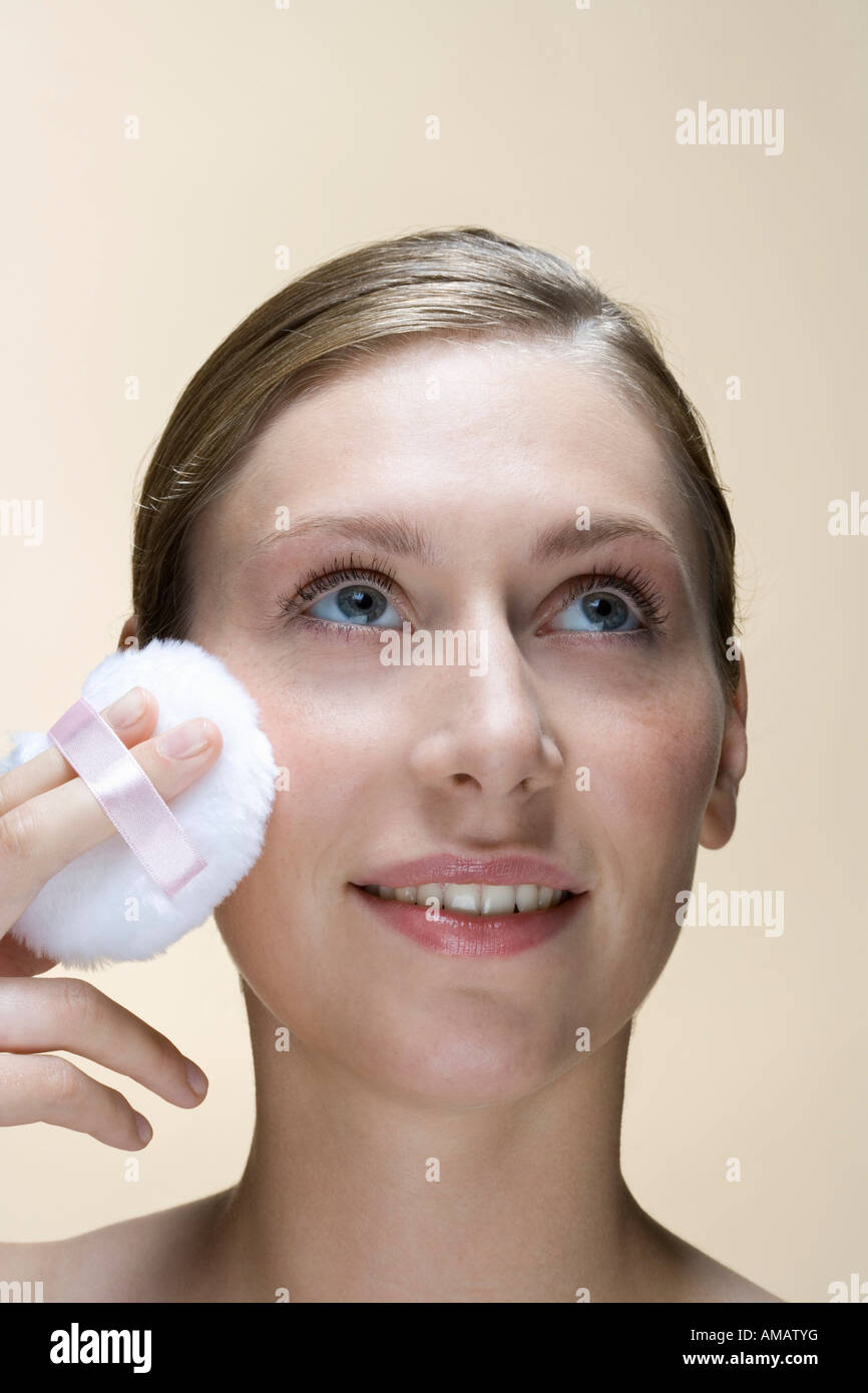 A woman using a powder puff Stock Photo - Alamy