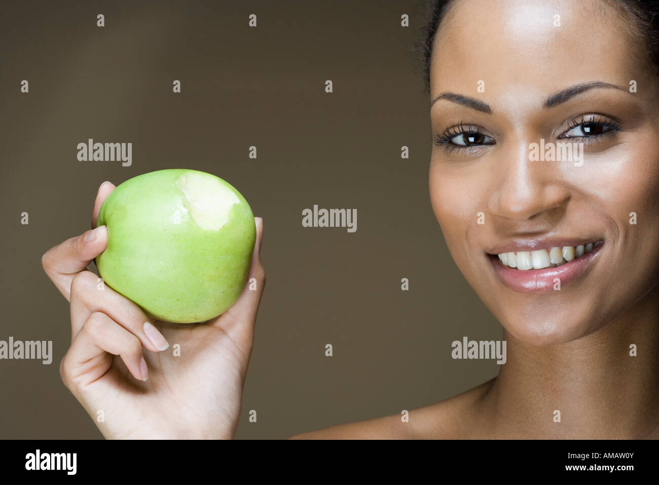 A woman eating an apple Stock Photo - Alamy